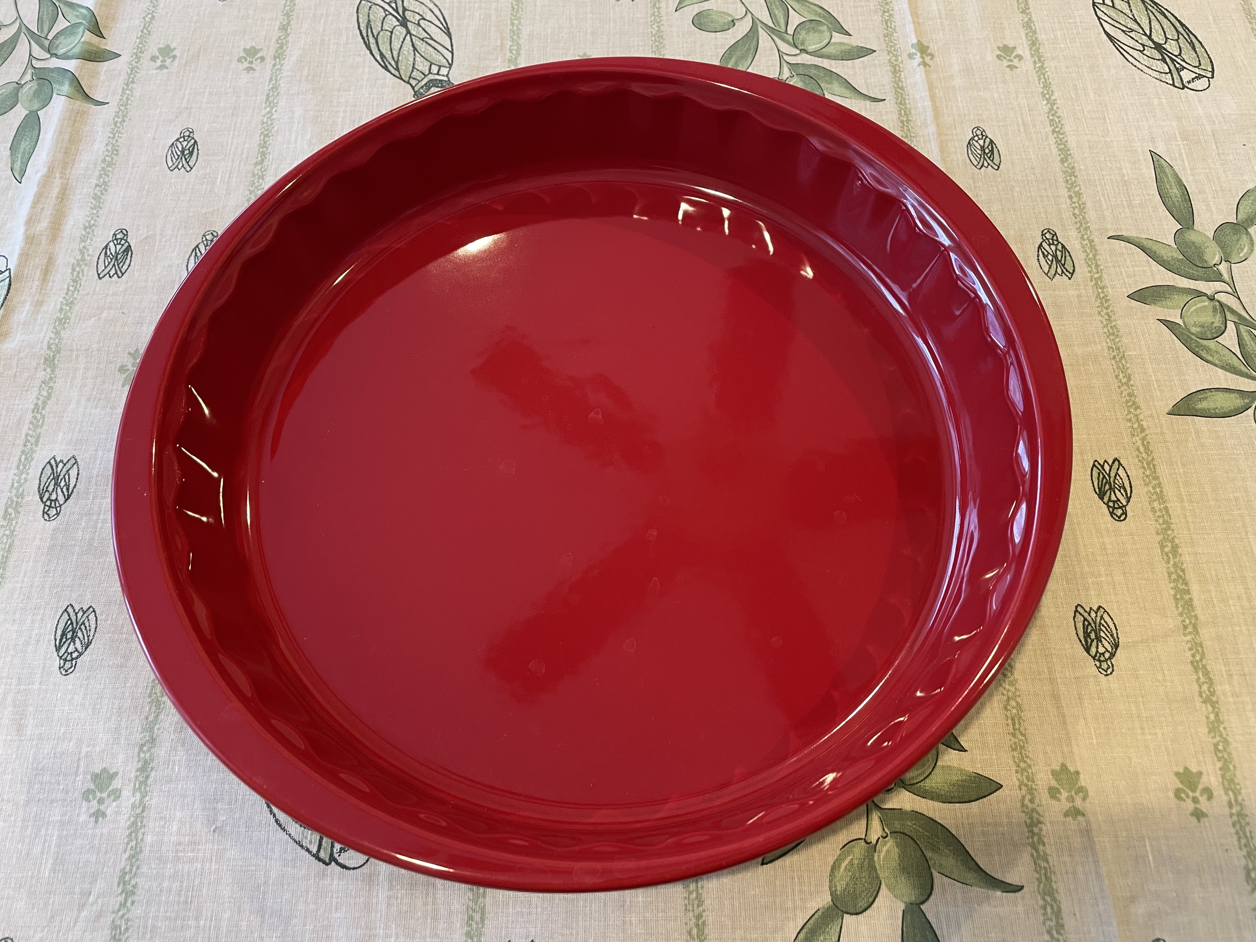 Apple red enamel pie plate – Easton Courier